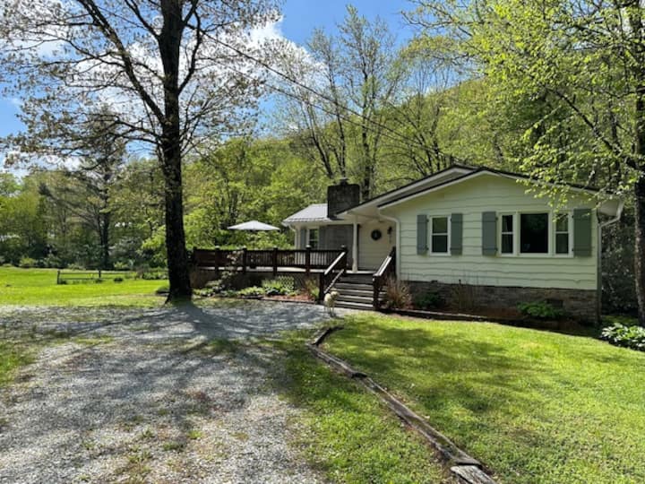 Cozy Creekside Cottage In The High Country - Boone, NC
