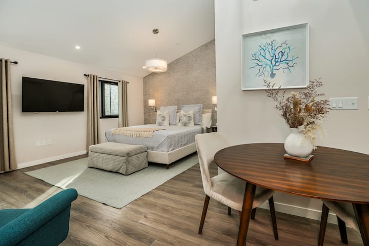 The Lofts At Paso Market Walk - Tulip Tree Room - Paso Robles, CA
