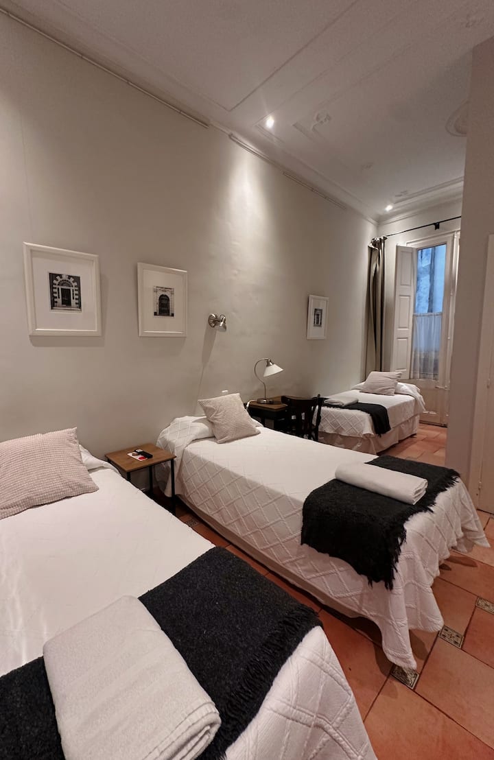 Habitación Triple Interior Con Baño Privado - Barcelona