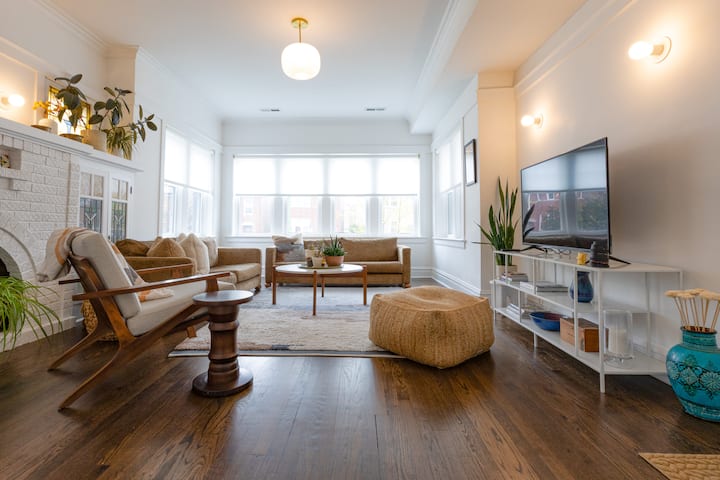 Plants And Art | Near Trendy Restaurants & Bars - Andersonville - Chicago
