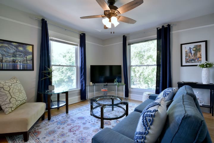 2nd Floor Walk Up Above House. 3 Bed 1 Bath - Oak Park