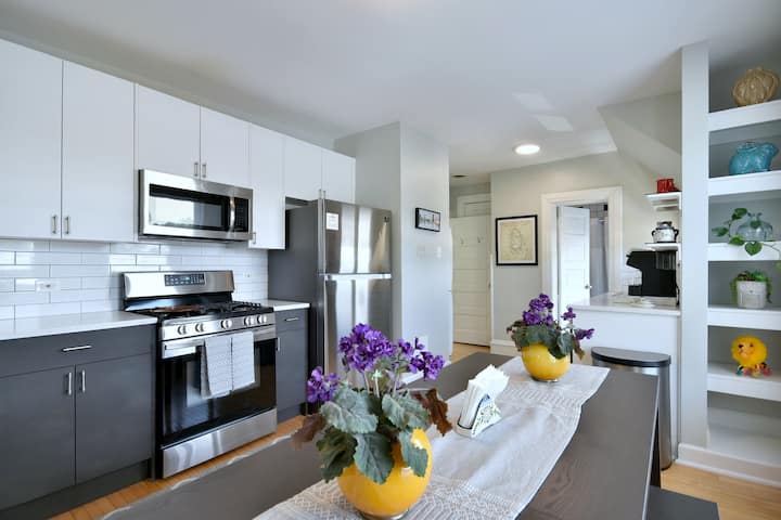 2nd Floor Walk Up Above House. 3 Bed 1 Bath - Oak Park, IL