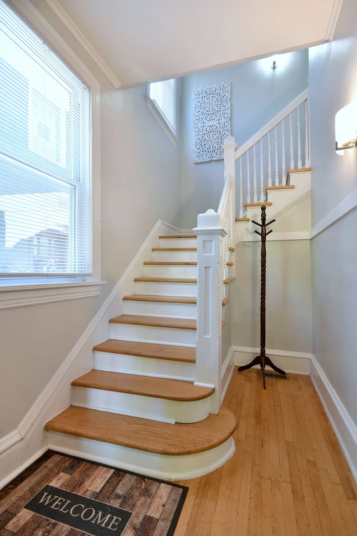 2nd Floor Walk Up Above House. 3 Bed 1 Bath - Oak Park, IL