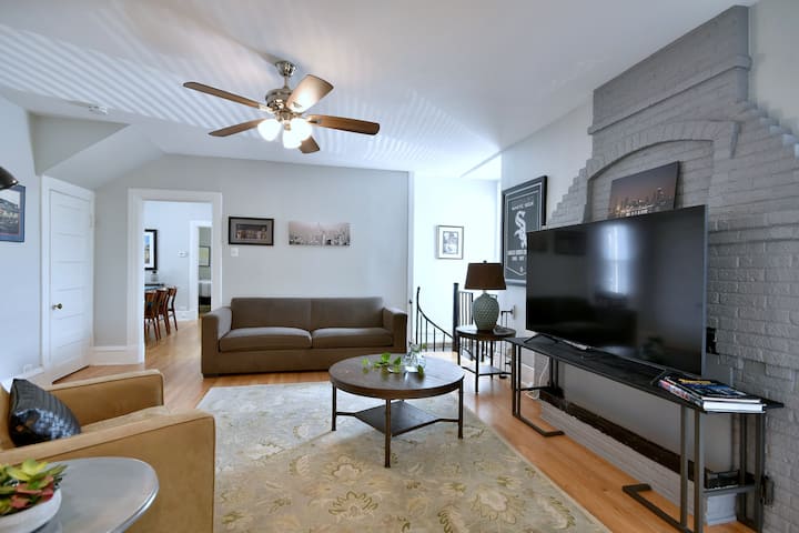 5 Bedrooms 2 Full Bathrooms 1 Parking Space - Oak Park, IL