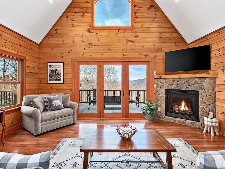 Dancing Bear Den; Cabin W/ Stunning Views & Hottub - Weaverville, NC