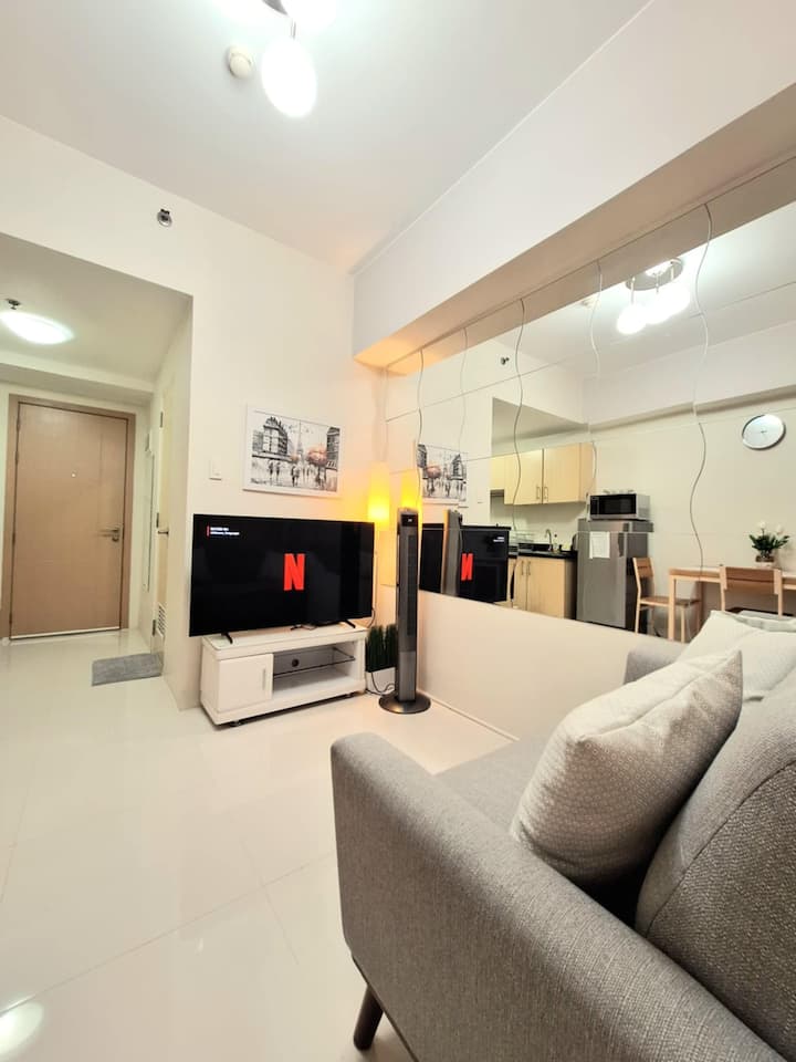 Clean Condo With Balcony/wifi/cable/netflix - Metro Manila