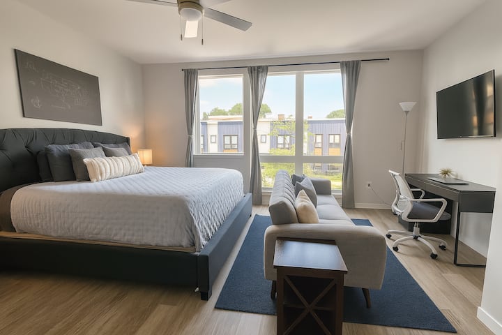 Indigo Suite: Cali King Bed, Parking, Exercise Rm - Edina, MN
