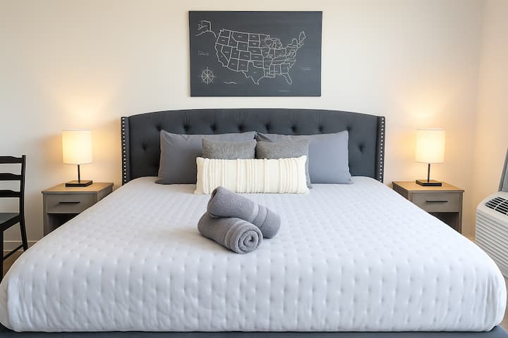 Modern Studio W/cali King • Gym• Parking - Edina, MN