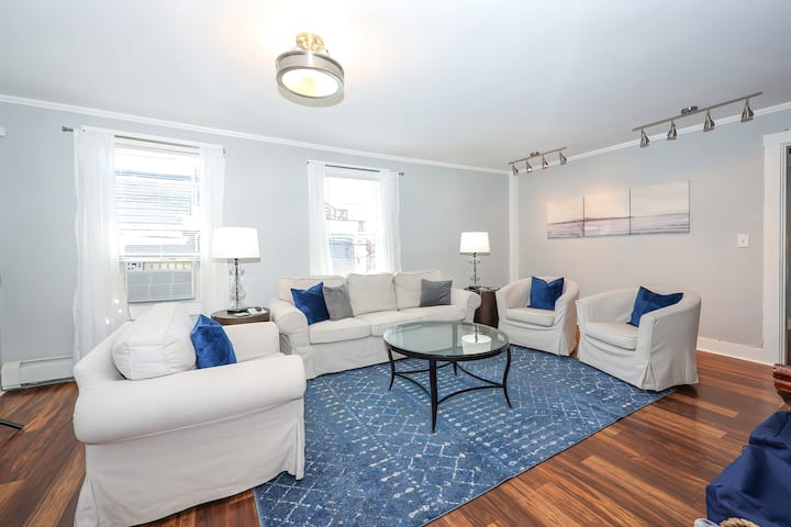 Spacious 3 Bedroom On Thames Street W/parking - Newport, RI