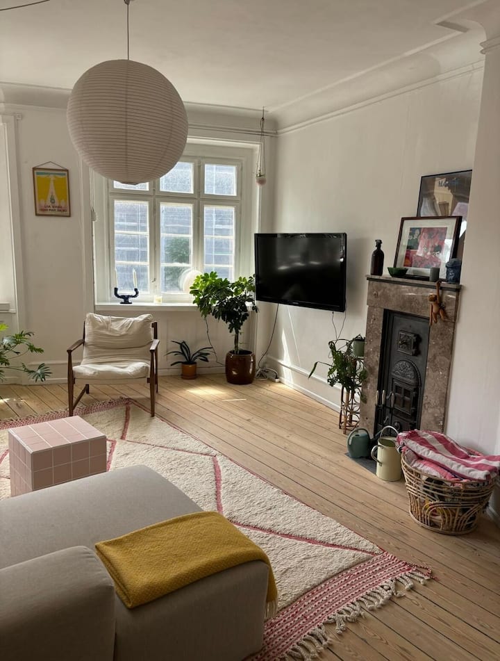 Spacious Nørrebro Apartment Close To The Lakes - Copenhague