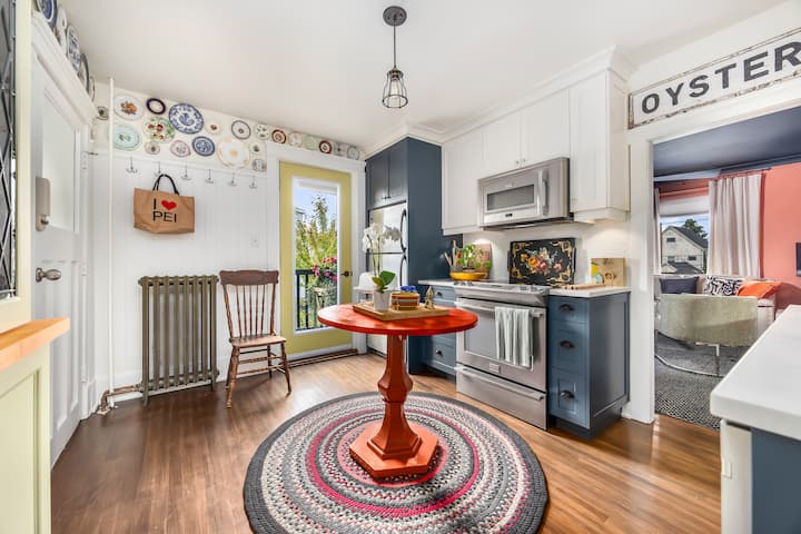 Downtown 2bd Vintage Black House Captains Suite - Prince Edward Island