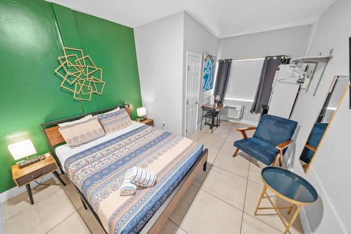 Sobe Studio | Kitchenette | Free Beach Chairs - South Beach