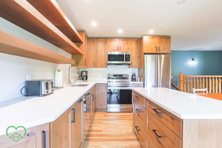 Four Seasons Stay | Newly Renovated | Games Table - Fernie