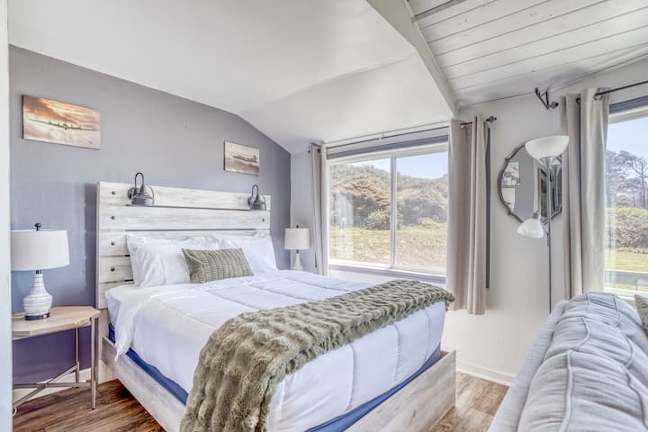 Aviator Room · Ocean View Room - Aviation Theme - Newport, OR