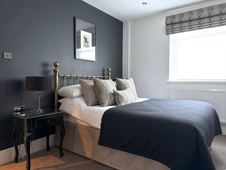 8 Crickhowell Cottages, Town Centre Location - Crickhowell