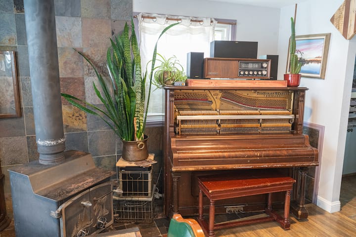 Bohemian  Bungalow With
Unique Amenities. - Westminster, CO