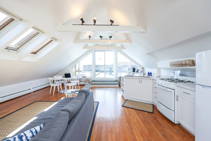 Private Deck Overlooking Newport Harbor+parking - Jamestown, RI