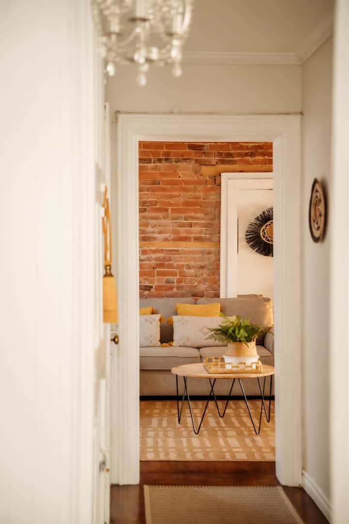 New * Century Charm I 2 Bdr I House Near Pec - Belleville, Canada