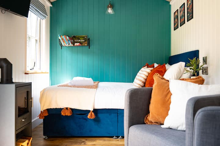 Stylish Retreat With A Hot Tub & Outdoor Kitchen - North Wales