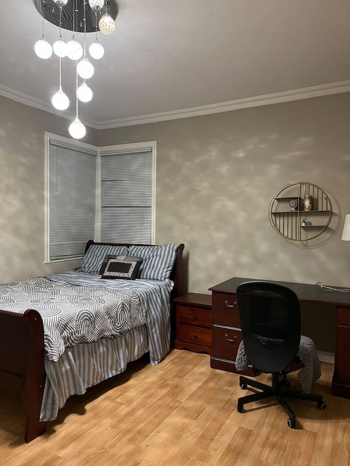 Ground Level Private Bedroom Separate Entrance - Surrey