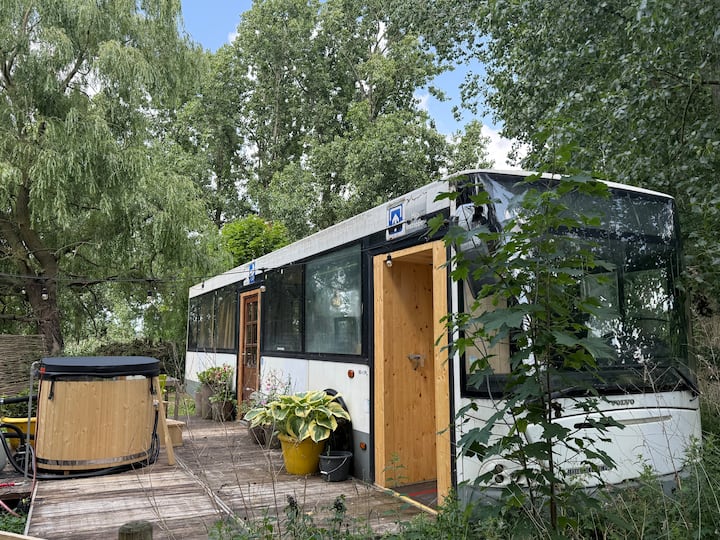 Bus Kot - Overnachten In Een Lijnbus Met Hottub - Ypres