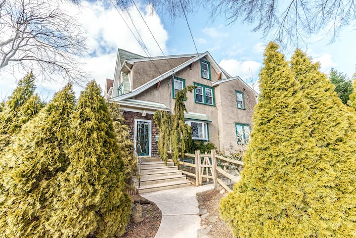 4 Bdrm Home + Spacious Outdoor Relaxation  Garden - Villanova, PA