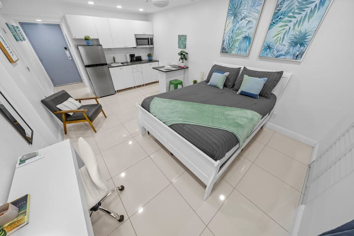 Modern Queen Studio In Miami | Kitchen + Parking - Coral Gables, FL