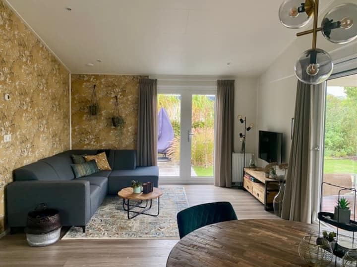 Huisje Met Veranda, Park + Faciliteiten + Zwembad - Netherlands