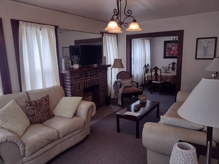Historic Highland Square:  Charming 2 Bedroom Apt. - University of Akron, Akron