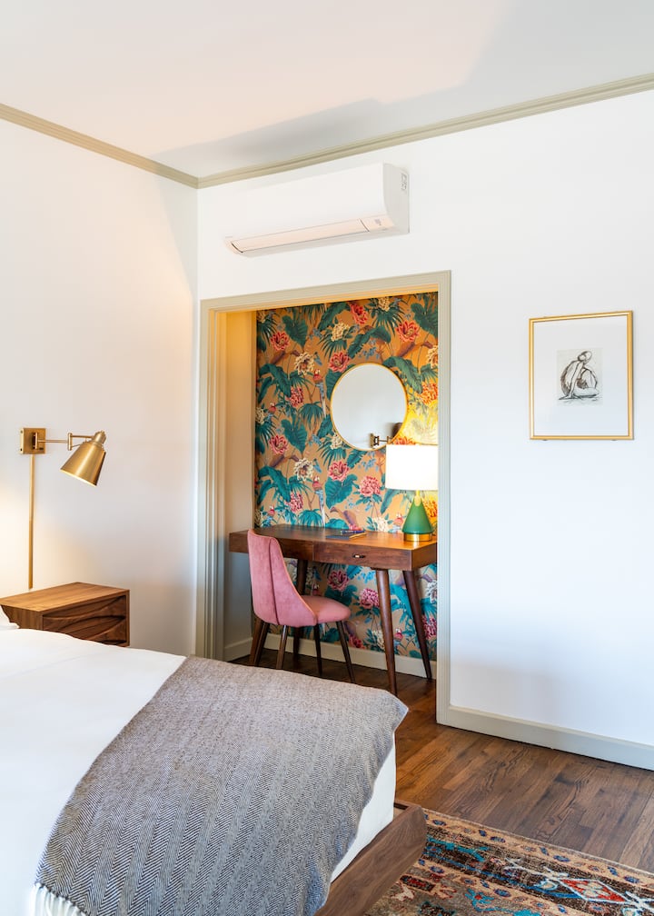 "The Quatro" Studio Apartment In Hollywood! - Los Angeles, CA