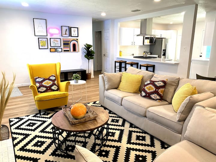Vibrant 3b/2b ~ 10 Min To Downtown Atx - Pets Ok - Austin, TX