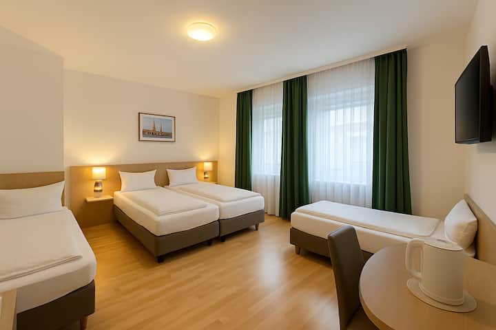 Large Family Studio | 5 Beds + Breakfast - Stuttgart