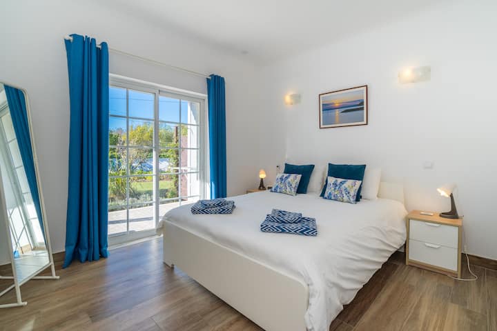 Sunny Apartment In Lagos (The Grey House) - Lagos