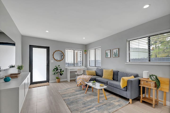 Centrally Located Gated Home W/ Free Parking& Yard - Miami