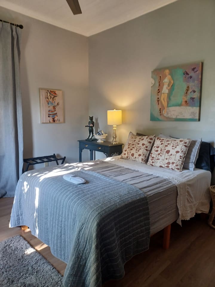 Charming South Tampa Retreat Near Downtown - Tampa, FL