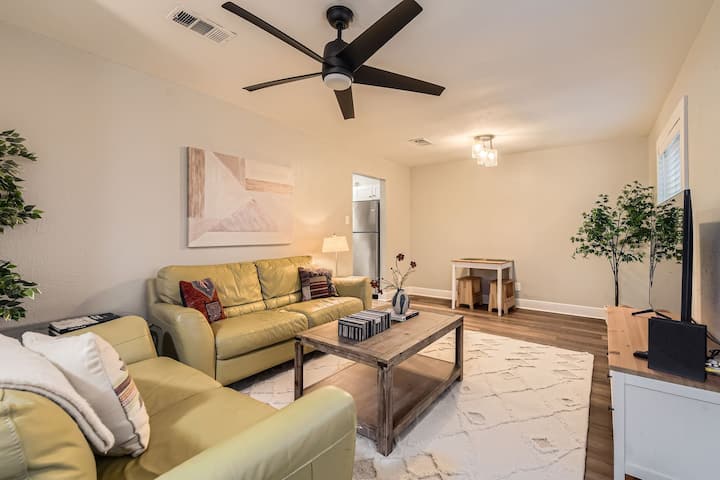 East Austin 3-br - Pet Friendly, Large Yard - Austin, TX
