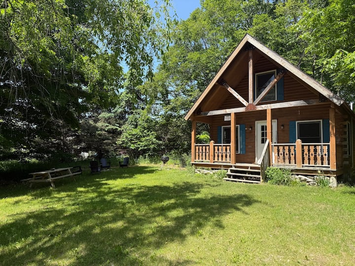 Log Cabin Sleeps 6 Convenient Location! - Washington Island, WI