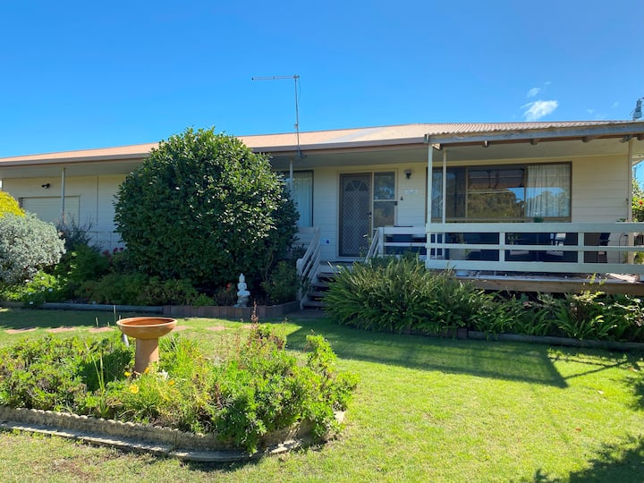 Parnella Cottage       -  Pet Friendly - St Helens
