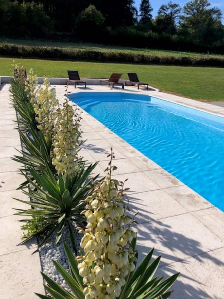 Charmante Maison De Campagne Avec Piscine - France