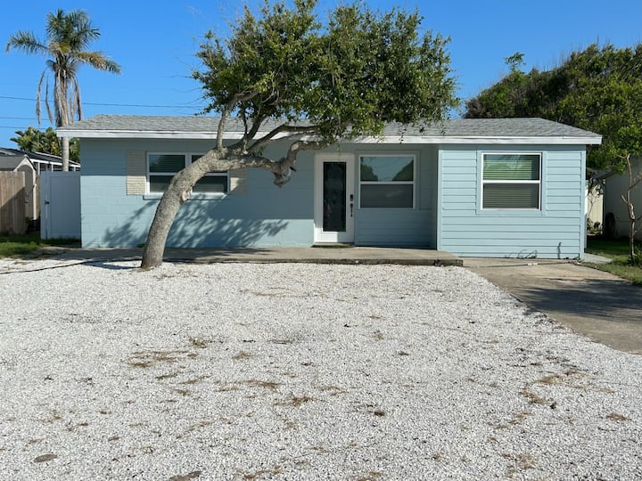 Beach House!! Walk To The Beach!! - New Smyrna Beach, FL