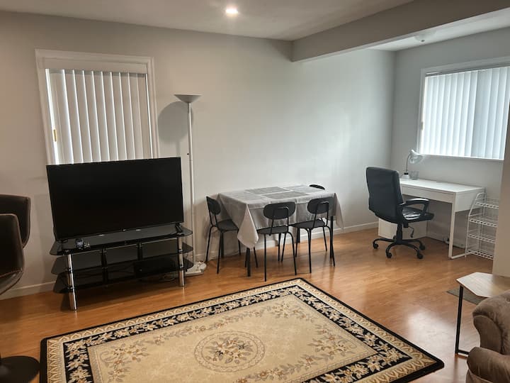 Cozy And Private 1-bedroom Suite On The River - 메이플리지