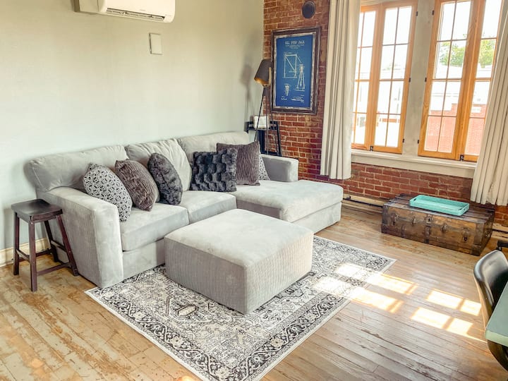 Stay Like A Local! Downtown 1920's Apartment #2 - Okmulgee Lake, OK