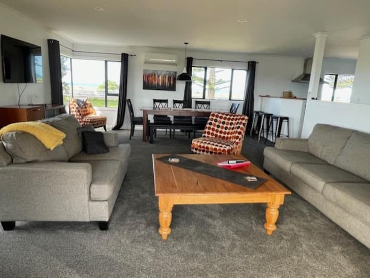 Ocean Views - Spacious Family Home - Napier
