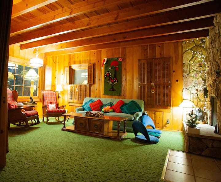 1940s Storybook Knotty Pine Cabin Absolute Privacy - Crestline, CA