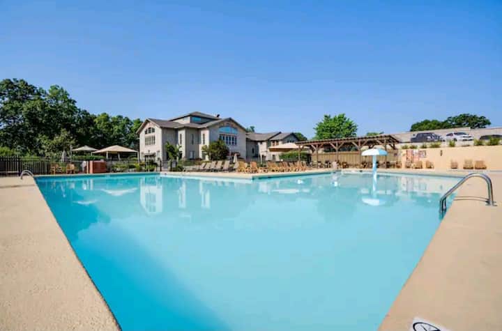 Resort- Pool, Tikibar &Grill, Golf, Pickleball,gym - Branson, MO