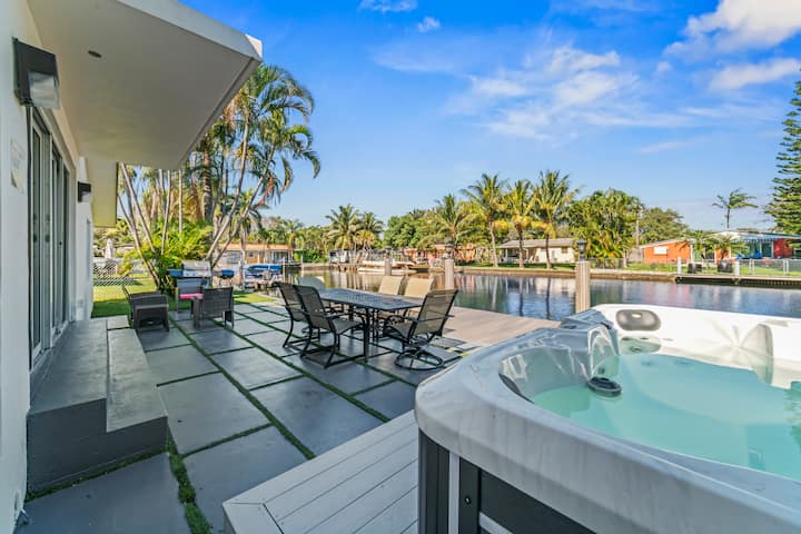Hollywood Waterfront Villa - 4br / Hot Tub + Dock - Hollywood, FL