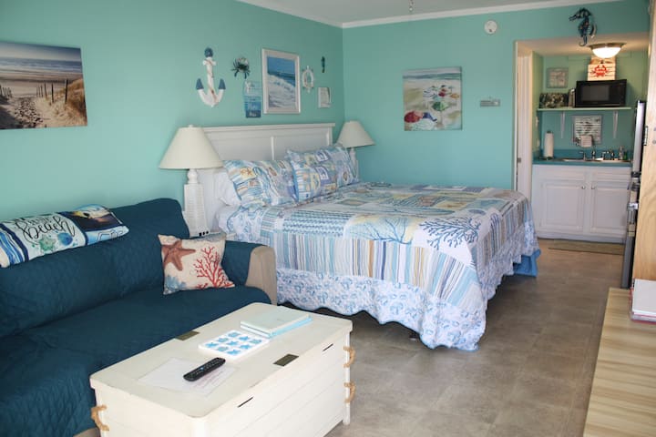 Ground Level, Pool Side Studio Condo-sleeps 4 - North Carolina Aquarium at Pine Knoll Shores, Pine Knoll Shores