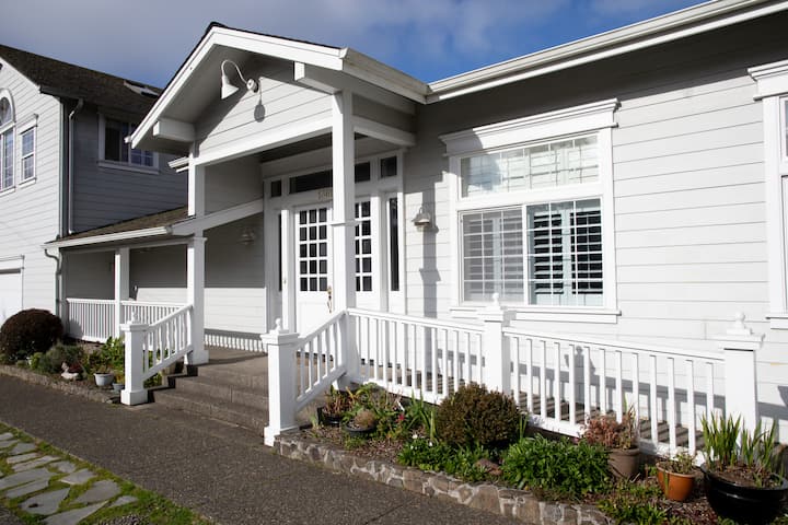 One Block From Bay Street And The Siuslaw River - Florence, OR