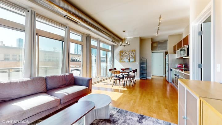 Modern West Loop Condo With Parking - Chicago
