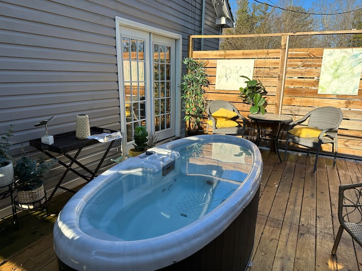 Private Deck, 2 Mi To Downtown, King Bed - Hendersonville, NC